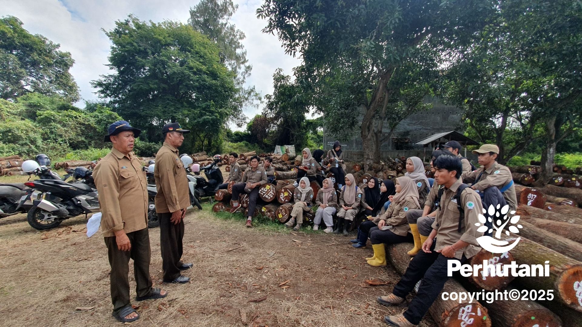 Perhutani Perhutani Banyuwangi Barat Berikan Materi Pengujian Kayu Kepada Mahasiswa Unram