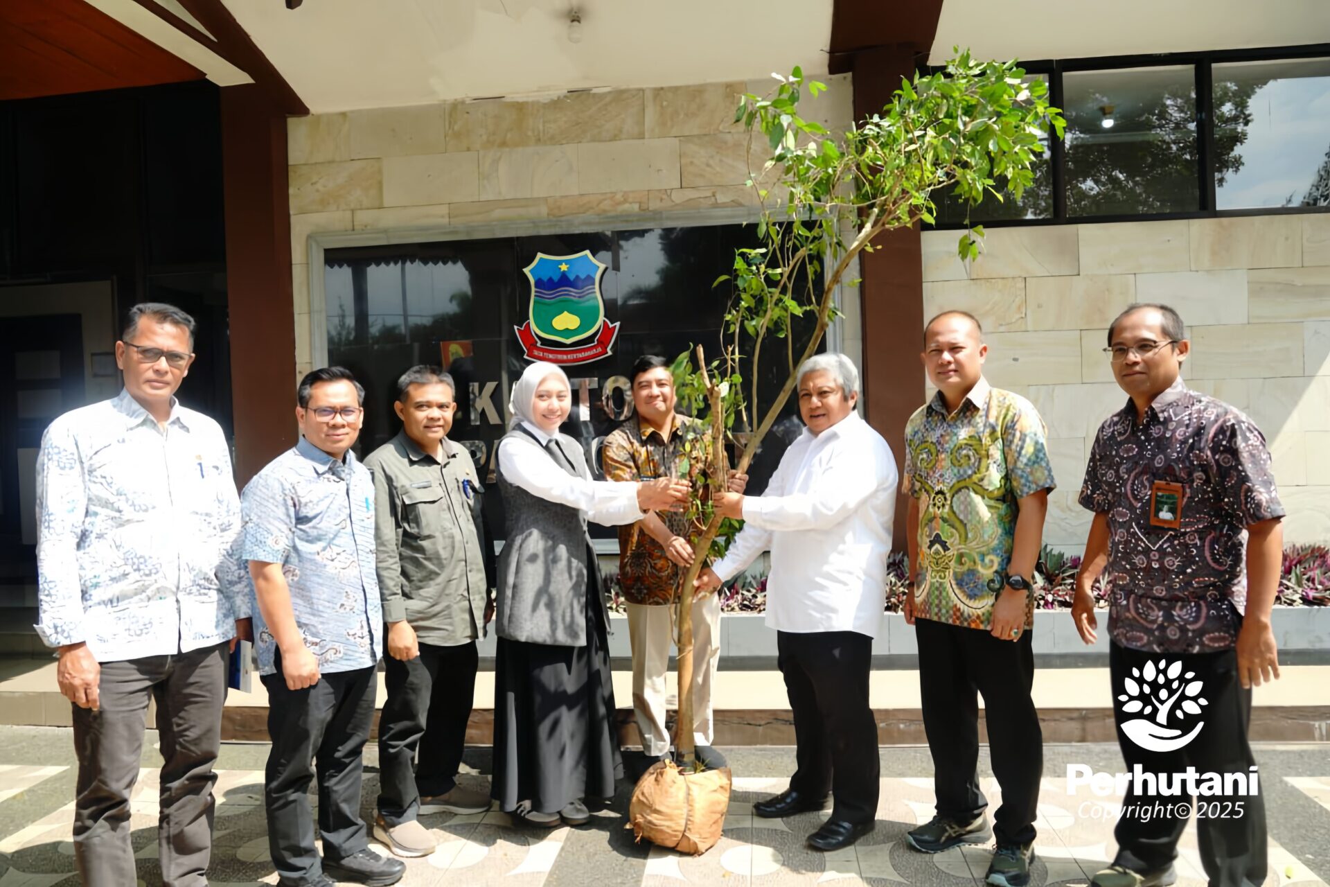 Perhutani Sinergi Perhutani dan Pemda Garut untuk Kelestarian Kawasan ...