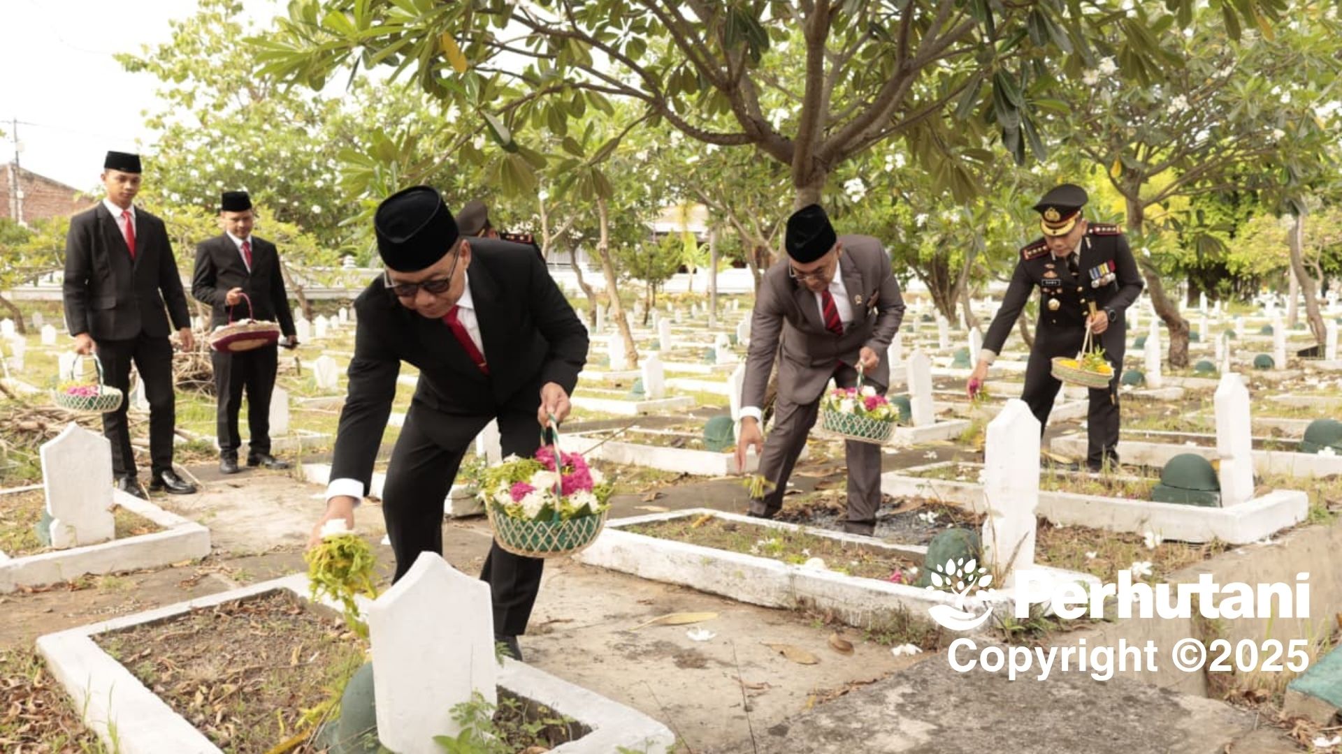 Perhutani Perhutani Banyuwangi Barat Ikuti Tabur Bunga Hari Pahlawan 2025